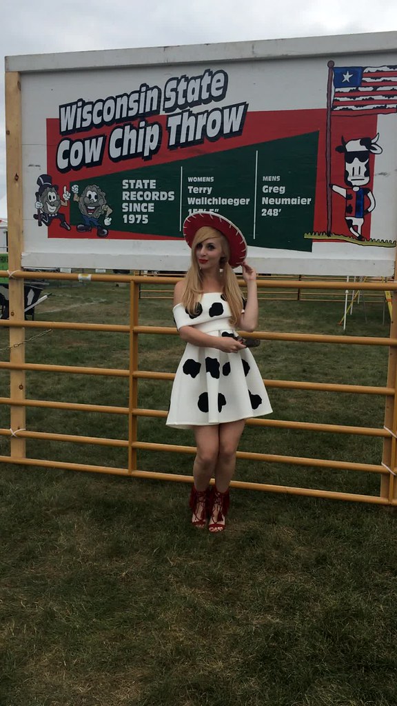 2017 Photos – Wisconsin State Cow Chip Throw & Festival